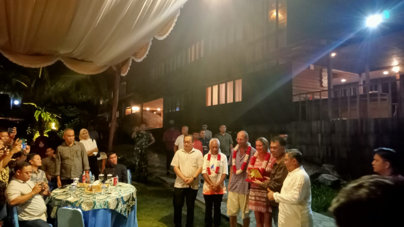 Bupati Natuna Sambut Turis Asing Peserta Sail to Natuna